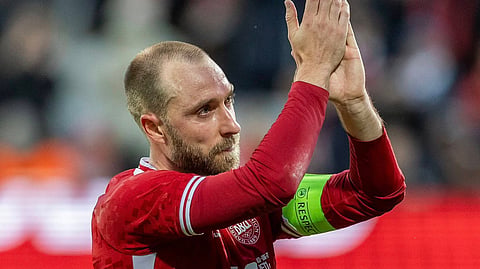 Christian Eriksen volta a cair inanimado durante jogo da Dinamarca, mas ...