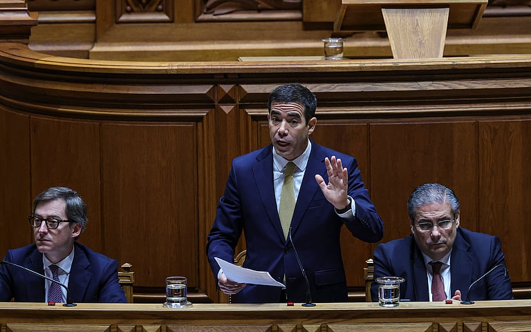 Governo “apara” lei com mais restrições a imigração sem visto