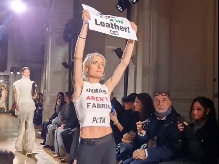 Manifestantes da Peta invadem passarela durante desfile de Victoria Beckham