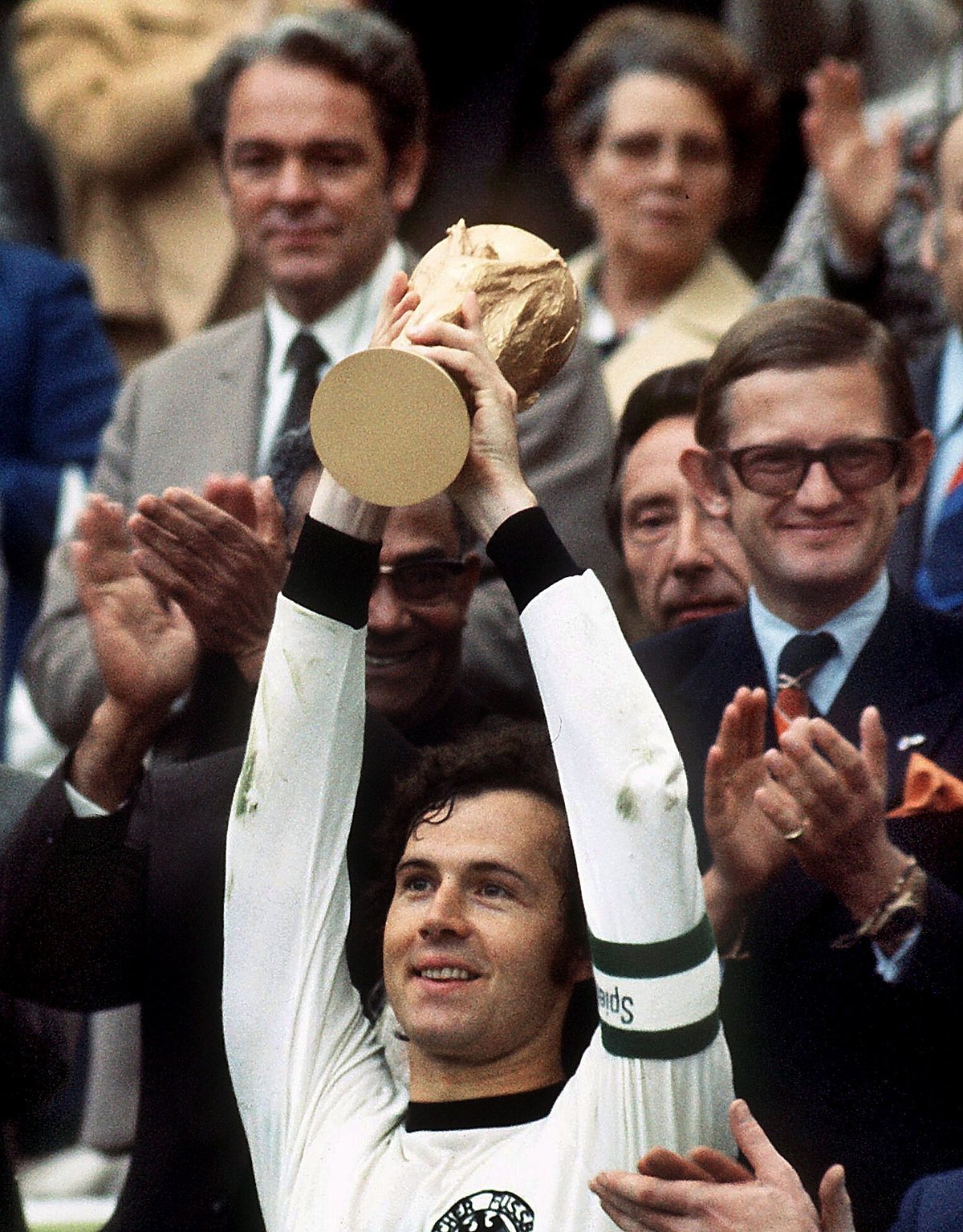 Franz Beckenbauer. O Kaiser que revolucionou o futebol disse adeus aos ...