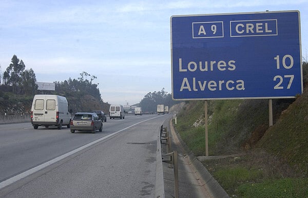 Despiste de camião está a cortar acesso do IC19 à A9 (CREL) em Queluz