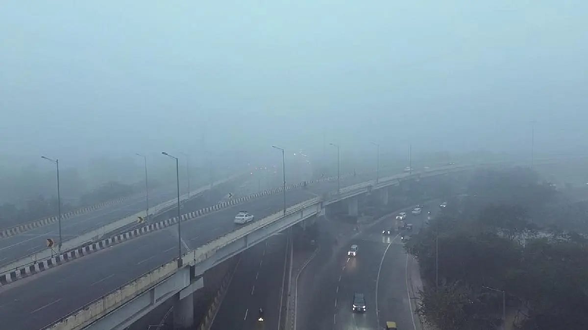 Dense fog blankets Delhi, AQI stays in 'very poor' category