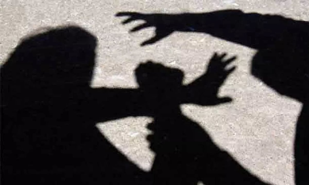 Distressed woman attacks SI in TP Chatram