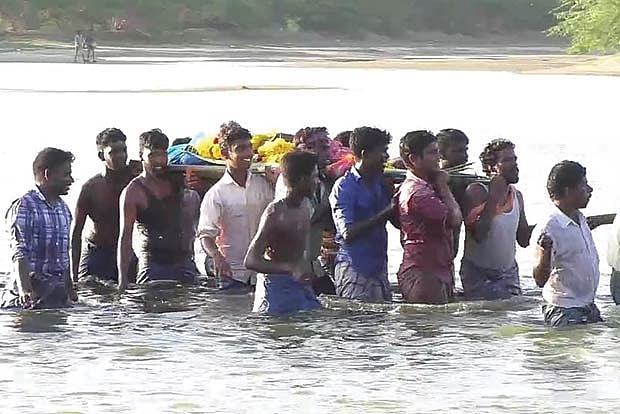 Forced to wade through river, Nagai Dalits seek a honourable funeral