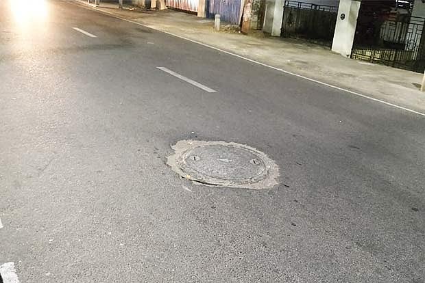 Uneven manhole covers force commuters to take a bumpy ride