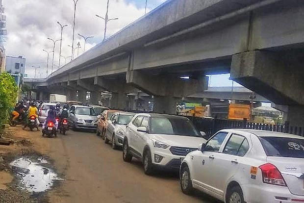 Private vehicles take over service lane in Tambaram