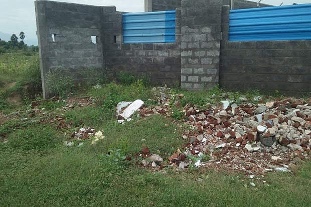 Construction debris ﻿block inflow into irrigation tank in Katpadi