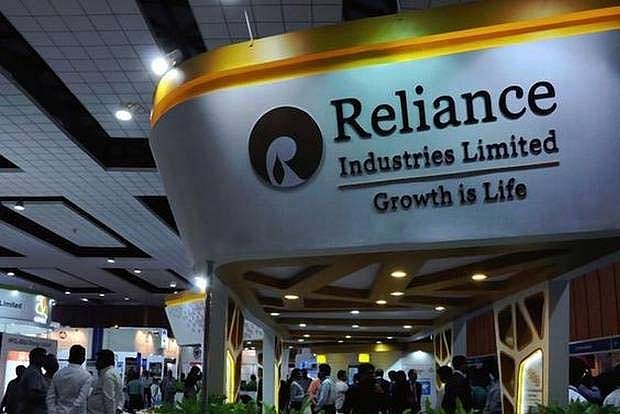 RIL aircraft ferries 6,000 PPE kits to Mumbai