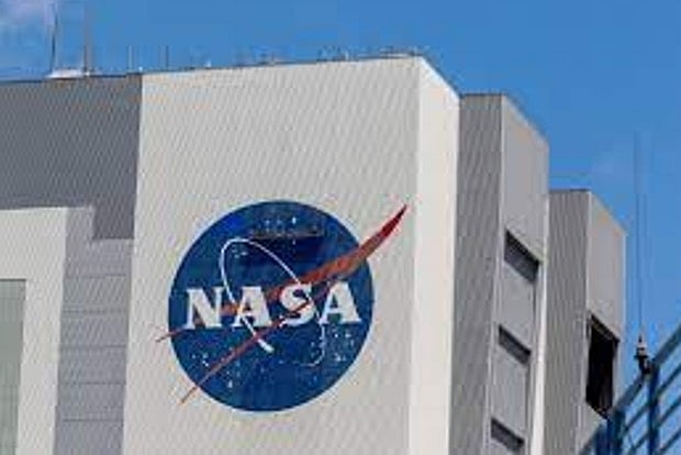 NASA delays human lunar landing to 2025