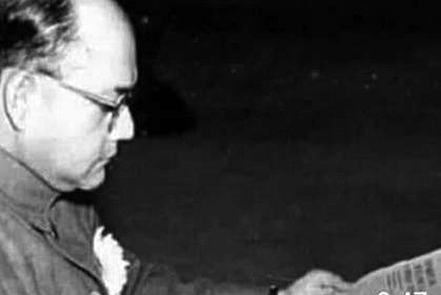 DeTect: Photo shows Netaji reading news of his own death