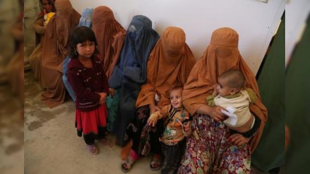 Pakistan, Iran deport over 3,500 Afghan refugees in single day: Taliban