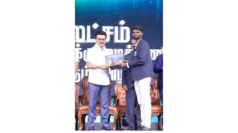 Free Laptop Scheme for 10 Lakh Students in TN to Complete First Phase ...