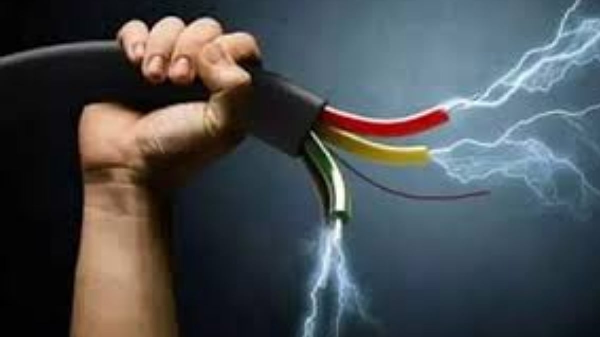 Two cleanliness workers sustain electric shock during work on Anna Salai