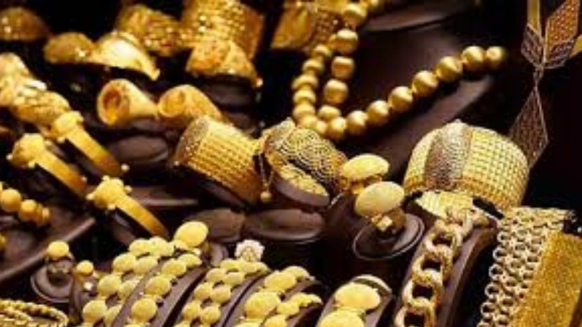 Gold price comes down by Rs.7,600 per sovereign on February 2