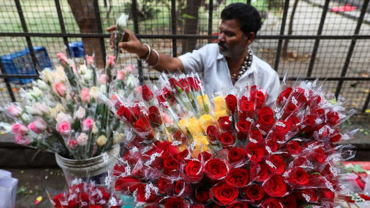 Can’t put a price on love, as a bouquet of roses costs Rs 500 in Koyambedu