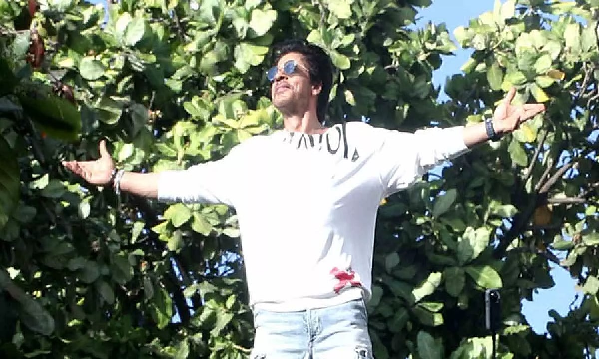 Watch: SRK greets fans outside Mannat, grooves to 'Jhoome Jo Pathaan'