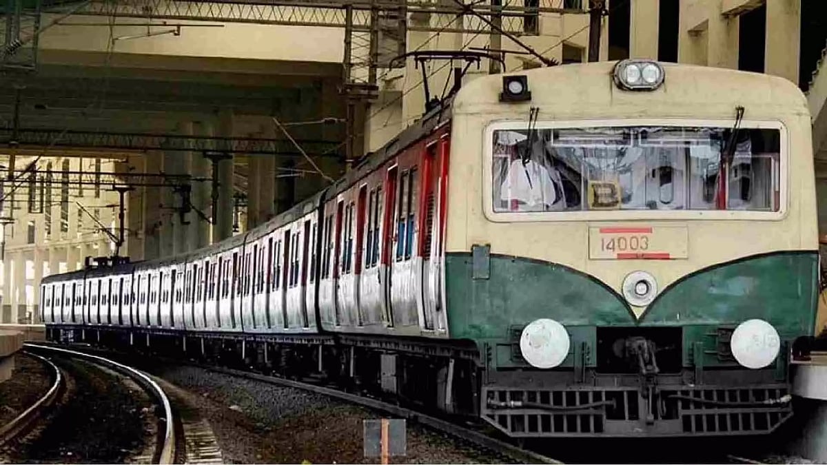 Man snatches gold chain in local train; jumps and escapes