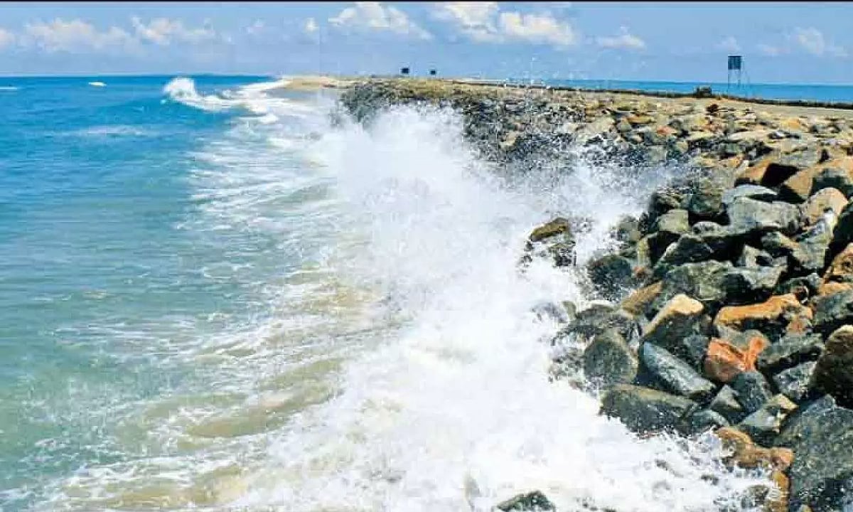 'Kallakadal' warning: Tamil Nadu fishermen advised to stay off sea due ...