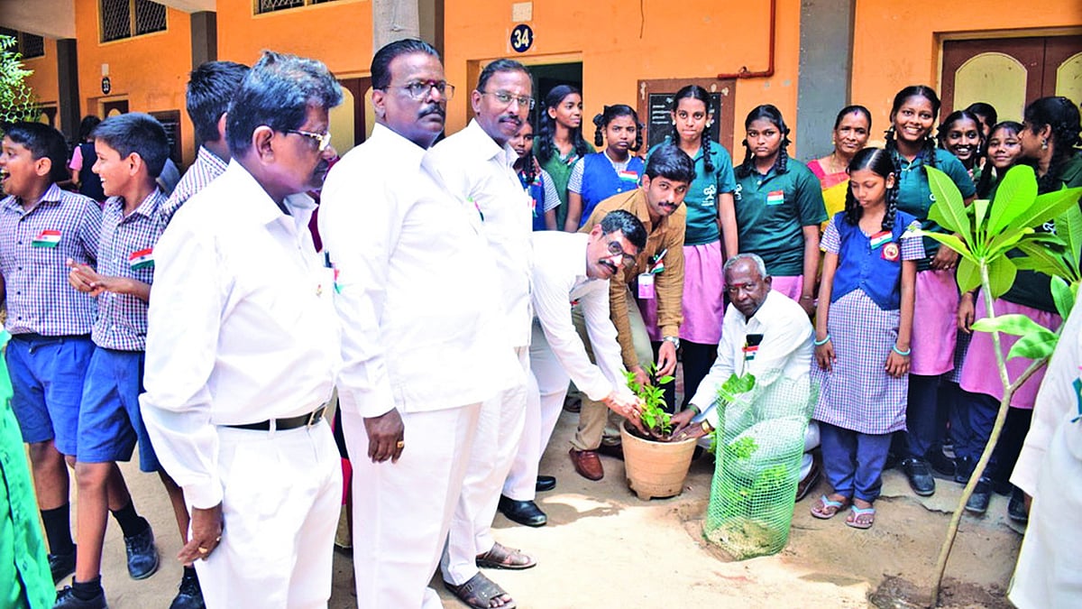 Kamaraj School in Ayanpuram celebrate I-Day by planting saplings