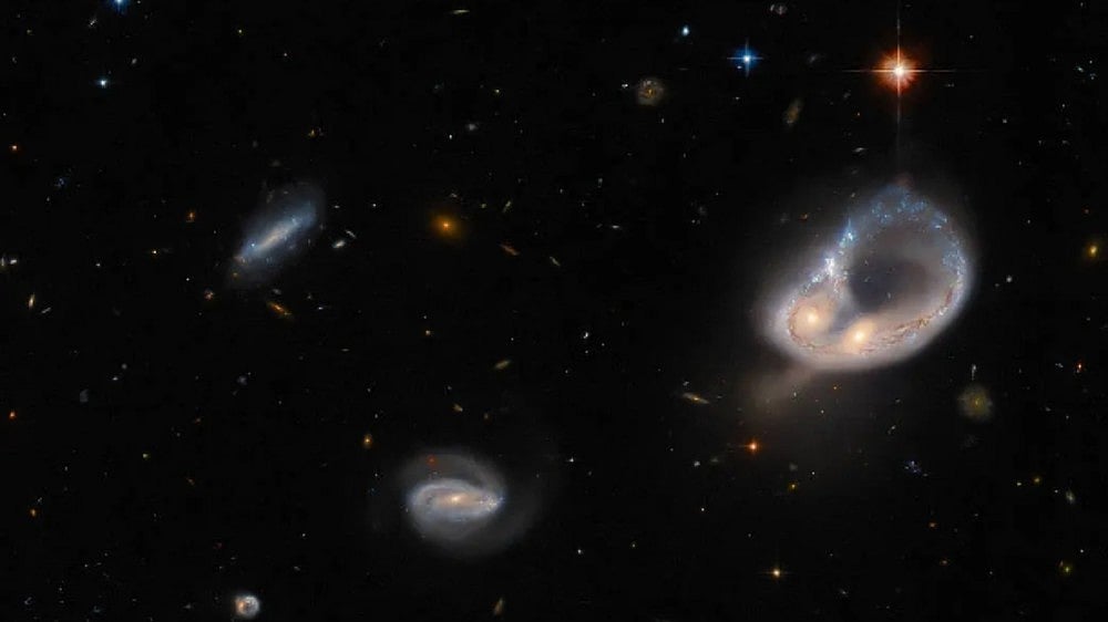 Hubble captures unusual galaxy merger in ancient universe