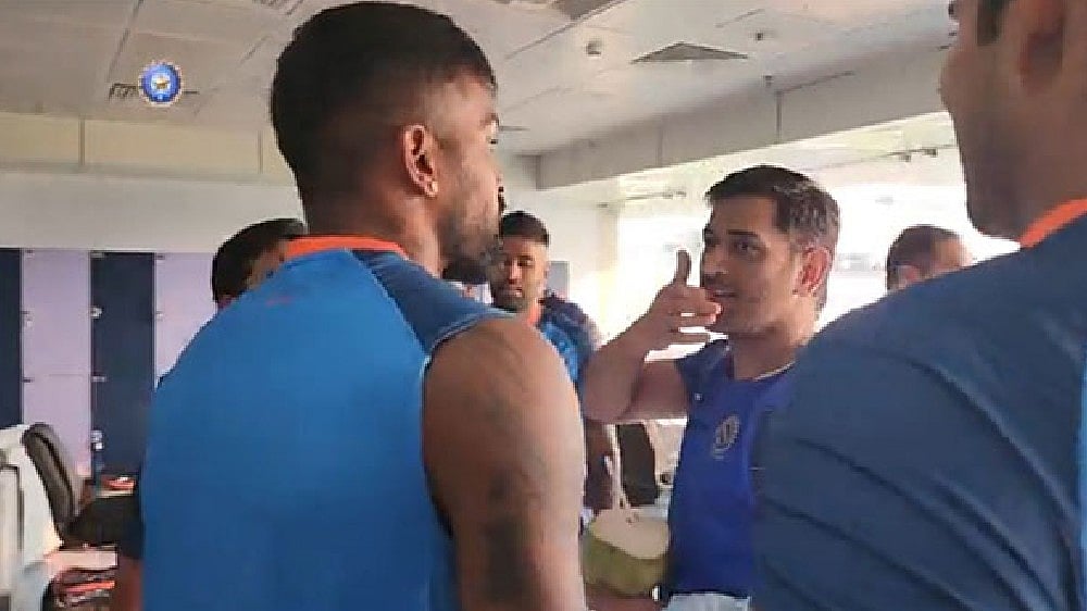 MSD interacts with Indian team ahead of first T20I against NZ at Ranchi