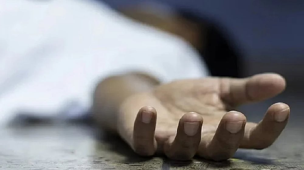 Phone snatched off moving train; Migrant worker falls to death