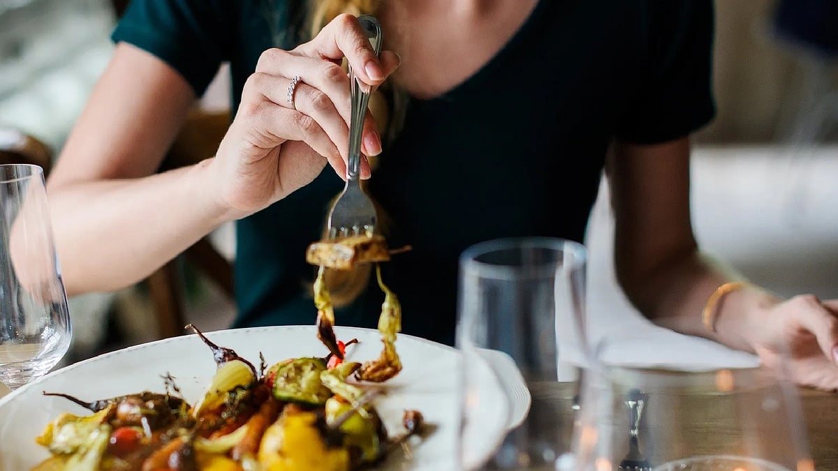 Looking at pictures of food repeatedly may help curb overeating