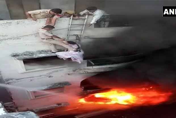 Policemen save couple trapped in a fire at Paharganj