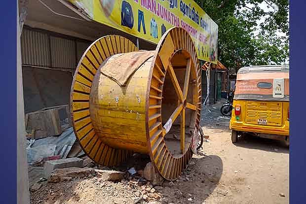 Empty spool on Choolaimedu High Road puts motorists, pedestrians in ...