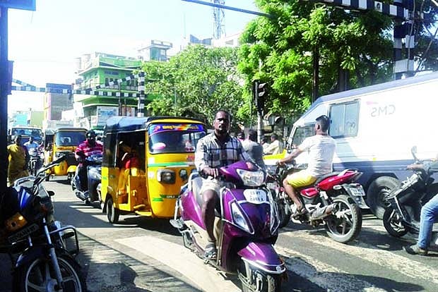 Delay in rail overbridge at Ennore affects commuters
