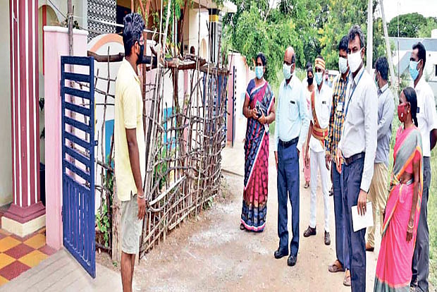 Collector checks quarantined persons’ homes