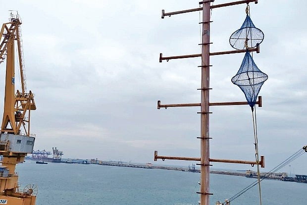 Cautionary signal No 6 hoisted at VOC Port