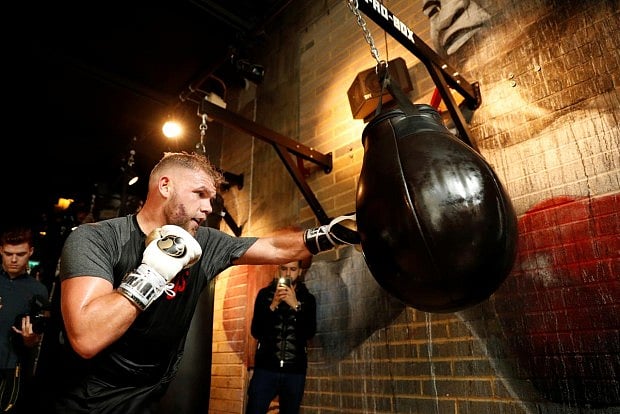 Boxer Saunders apologises for domestic violence 'advice' video