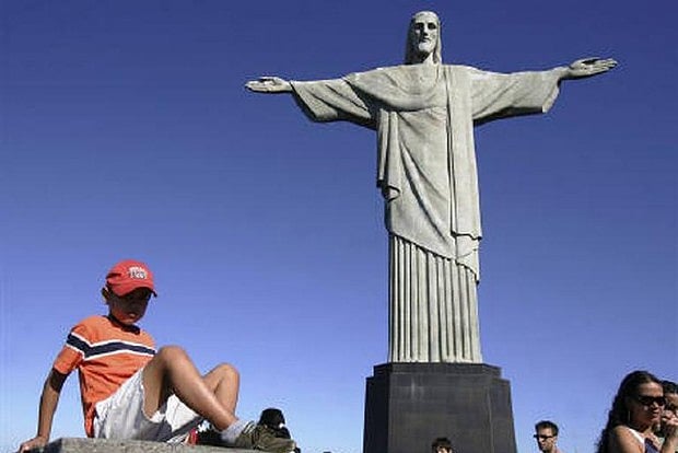 Christ the Redeemer lit up to mark 100 days till the Olympic