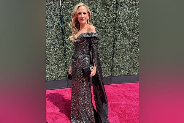 Oscars 2021 trolled for cutting away during hearing-impaired presenter ...