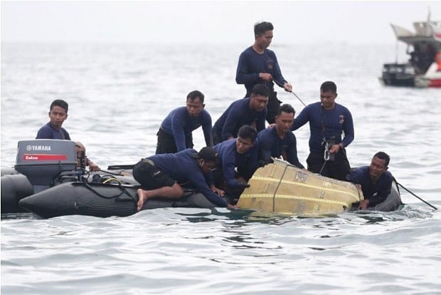 Divers Sift Debris, Seabed Mud For Indonesia Plane Devices