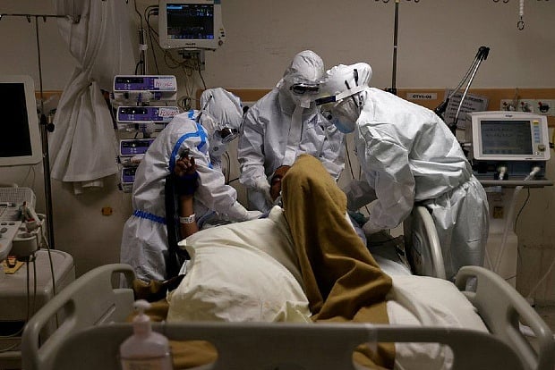 Pakistan hospitals run out of beds on dengue surge