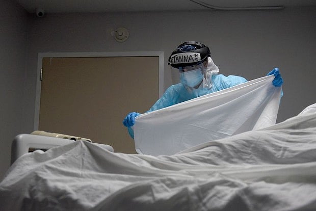 US death toll from Covid hits 900,000, sped by Omicron