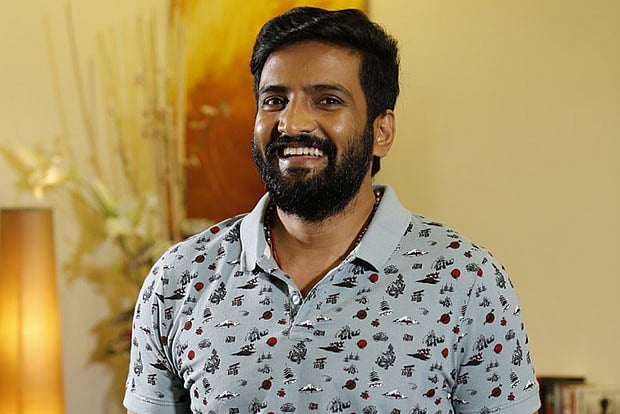 santhanam face expression