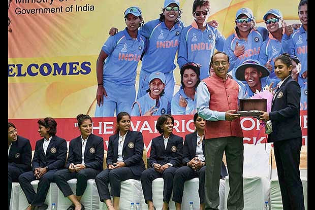 Vijay Goel felicitates Indian women’s cricket team.