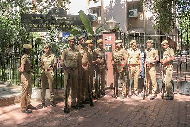 Income Tax men seek help of Revenue Intel to check laptops