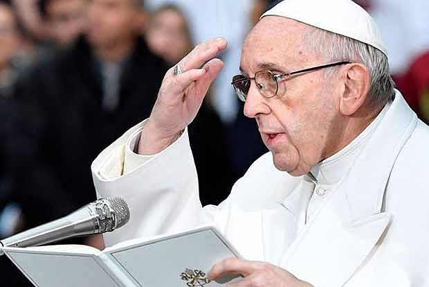 Pope prays for nuclear disarmament