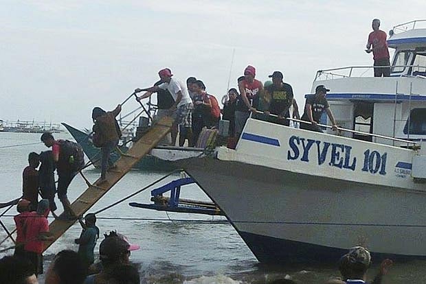 Philippines' coast guard rescues 252 passengers from capsized ferry