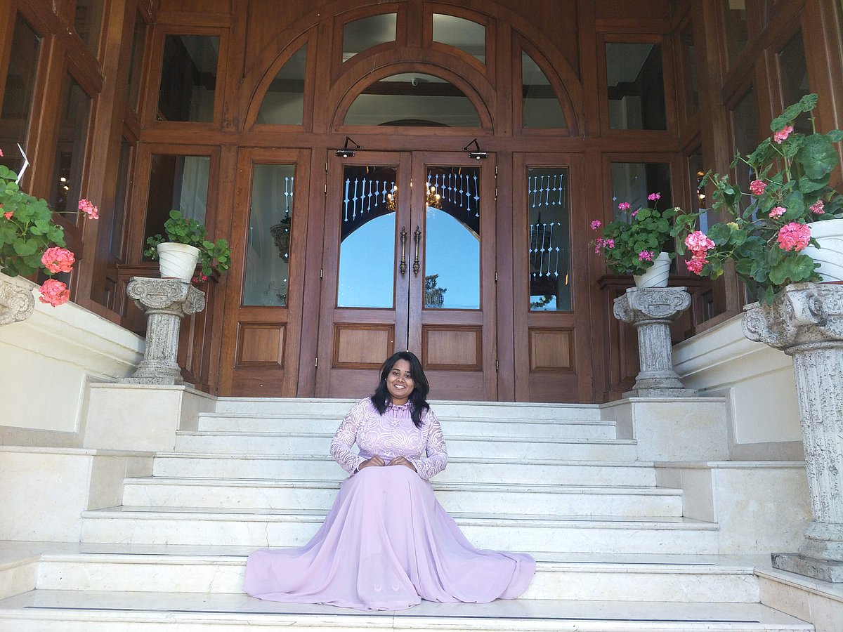 How Sravanthi Ellasiri Went From Being a Dentist to Starting Her ...