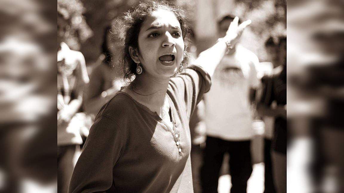 Delhi cops pull AISA's Kawalpreet Kaur out of autorickshaw, manhandle ...