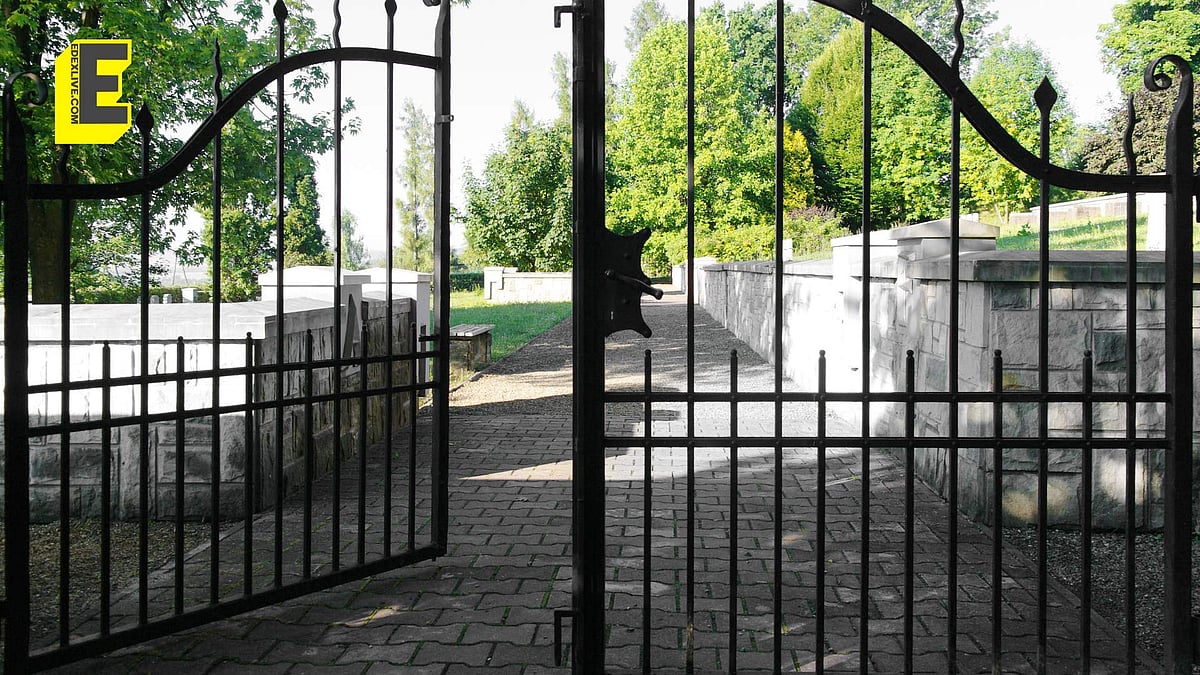 School's main gate falls on girl student in Dahod, Gujarat; student dies