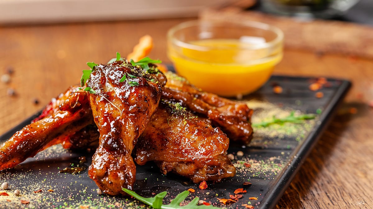 old monk chicken: বন্ধুদের সঙ্গে পিকনিকের প্ল্যান? মেনুতে রাখুন রাম ...