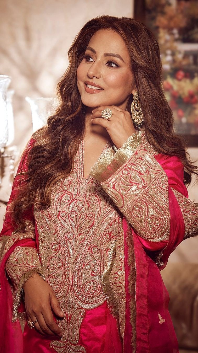 হোক না পরচুল, নতুন ‘হেয়ার কাট’ হিনা খানের