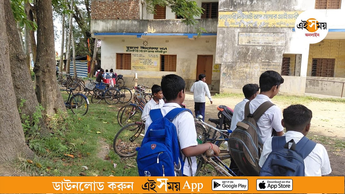 স্কুলের গেট খোলার লোক নেই? ষষ্ঠ শ্রেণির ছাত্র খুলছে স্কুলের দরজা