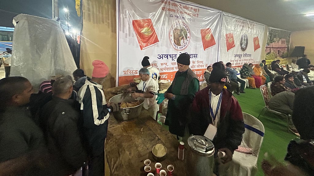 Gangasagar: ক্যাম্পে ভিড়, খাবার দিচ্ছেন জেলের আবাসিকেরা, বাবুঘাটের ...